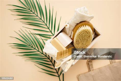 천연 비누 수건 에코 대나무 칫솔 나무 빗 베이지 색 배경에 천연 강모 브러시 상단 보기 제로 폐기물 개념 환경 친화적 인 라이프 스타일 플라스틱없음 에코 쇼핑 0명에 대한