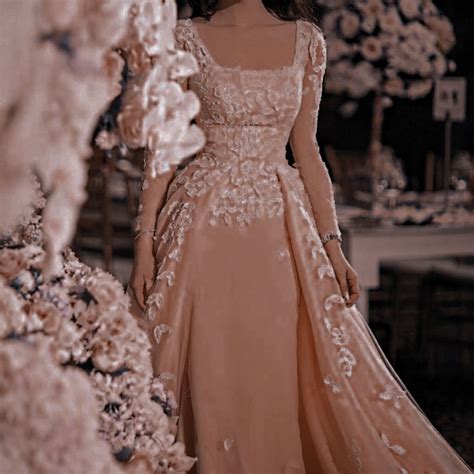 Pin Von Francieli Auf Lit — A Court Of Thorns And Roses Altmodische Kleider Schöne Kleider