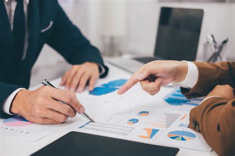 비즈니스 동료 팀 회계 금융 아이디어 프리 젠 테이 션의 새로운 프로젝트 및 금융 사업 투자의 회의 전략 계획 작업 및 분석