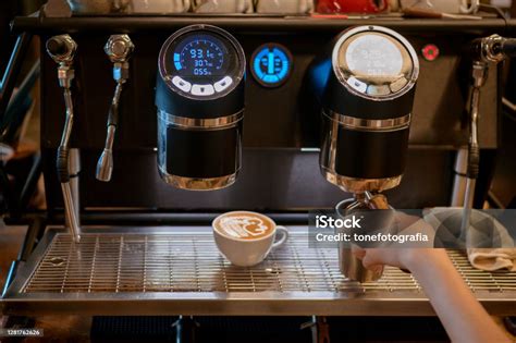 커피숍에서 커피를 준비하고 있는 커피 머신의 클로즈업 갈색에 대한 스톡 사진 및 기타 이미지 갈색 강철 구이 Istock