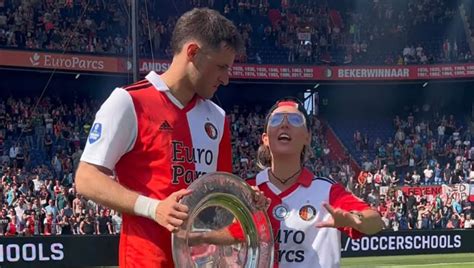 Santiago Giménez Celebra Título Del Feyenoord Con Fer Serrano Y Afición