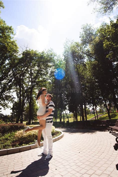 Pares Jovenes En Amor En El Parque Del Verano Foto De Archivo Imagen De Sano Deslumbrante