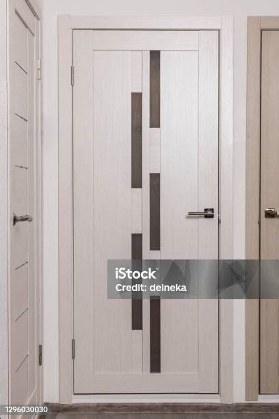 수리를위한 가벼운 내부 문 현대적인 스타일의 플라스틱 및 나무 문 유리없이 서리가 내린 유리문 컨셉 플랫 디자인 0명에 대한 스톡 사진 및 기타 이미지 Istock