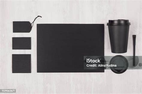 브랜드 정체성검은 종이 컵 모자 빈 칠판 라벨 화이트 나무 보드 복사 공간에 카드에 대 한 서식 파일 커피숍 가기 보기 가벼운에 대한 스톡 사진 및 기타 이미지 Istock
