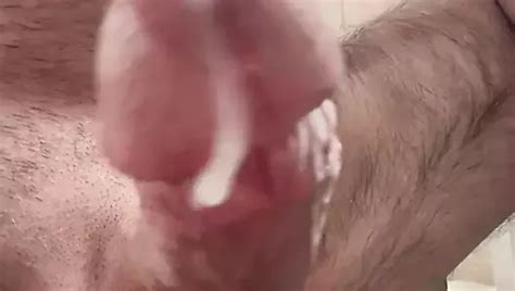 Erigierter rasierter penis wichst in nahaufnahme Er hat orgasmus spritzt sein sperma über