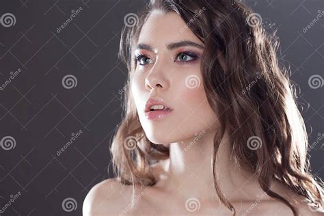 Красивая молодая девушка брюнет с длинными волнистыми волосами Курчавый стиль причёсок