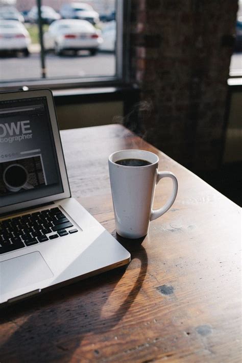 Тому кто считает себя незаменимым следует окунуть палец в чашку с водой и посмотреть какое