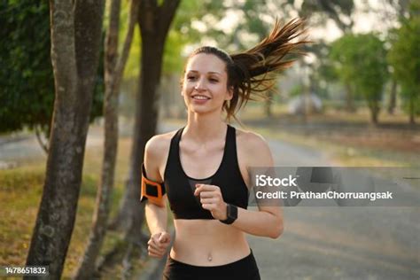 일출에 여름 공원에서 도로에서 조깅하는 운동복을 입은 활동적인 스포티 한 백인 여성 건강하고 활동적인 라이프 스타일 개념 25 29세에 대한 스톡 사진 및 기타 이미지