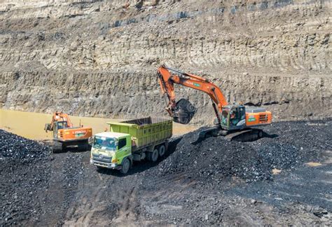 Loading Coal Into Body Truck Mining Truck Mining Machineryto Transport Coal Indonesia Coal