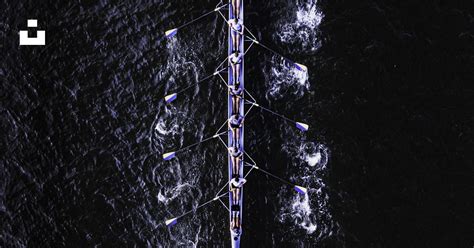 물 위에 하얀 보트의 공중보기 사진 Unsplash의 무료 회색 이미지