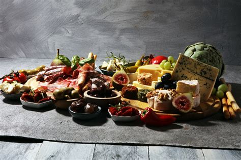 이탈리안 안티 파스 티 와인 간식 세트 치즈 다양 한 지중해 올리브 크루도 프로 슈 토 디 파 르 마 살라미와 그런 지 배경 안경에 와인 고기에 대한 스톡 사진 및 기타