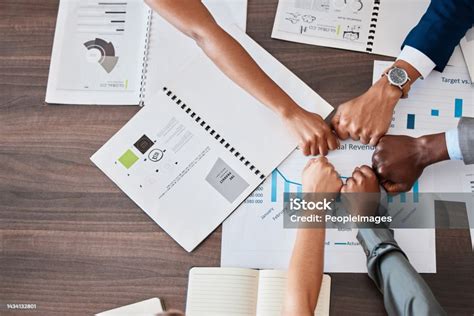 회의 지원 팀과의 재무 계획 성공 회계 회사의 종이와의 팀워크를위한 사업가의 손 회계사 직원 및 직장에서의 문서와의 협업 20 24세에 대한 스톡 사진 및 기타 이미지