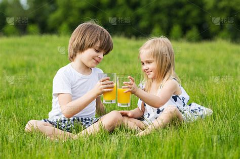 孩子们喝果汁