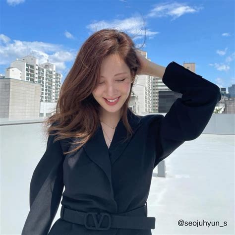 여자들의 동영상 트렌치 코트로 가을 준비하는 연예인들의 코디 모음zip 나는 네이비색 트렌치코트가