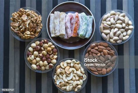 전통적인 터키어 기쁨 동양 디저트 접시에 배경에 고립 동양 진미 과자 건강 한 음식 견과류 믹스 구색 이미지에 대 한 다른 콩과 식물의 수집 너트 피스타치오 아몬드 캐슈 넛