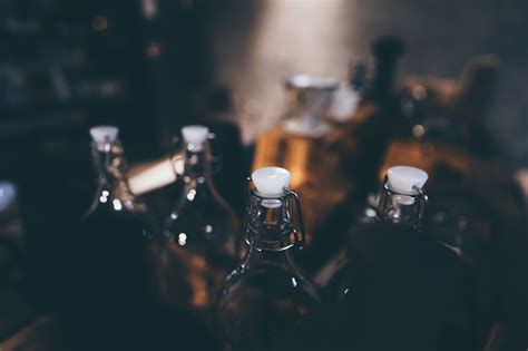 커피 카페 컨셉 빈티지 머신을 곁들인 에스프레소 커피 핫 드링크 만들기 전문 바리스타 아침 식사용 밀크컵 핸드음료 슬로우 바 카페인 숍 사업 0명에 대한 스톡 사진 및 기타