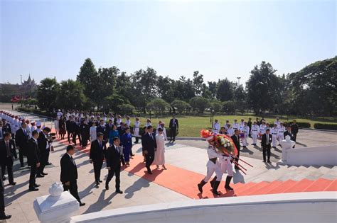 Монгол Улсын Ерөнхийлөгч У Хүрэлсүх гэргий Л Болорцэцэг нар Нэр нь тодроогүй дайчдын хөшөөнд