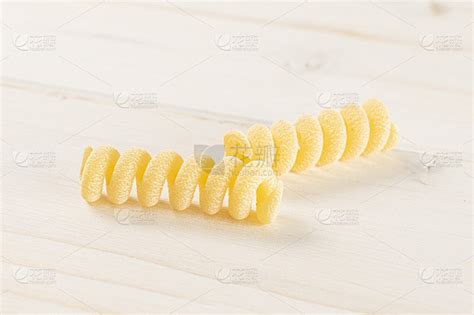 灰色木头上的生意大利面