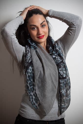 패션 포토서제스트 아름다운 젊은 여성 여자아이 야기할 수 있습니다 스튜디오 산성도 곱슬 머리에 대한 스톡 사진 및 기타 이미지 곱슬 머리 관능 금발 머리 Istock