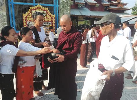 မာန်အောင်မြို့တွင် မဟာသင်္ကြန်အကြတ်နေ့၌ ရန်အောင်မြင်စေတီတော်ဝင်းအတွင်း ဆွမ်းဆန်စိမ်းလောင်းလှူပွဲ