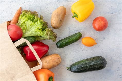 당근 오이 피망 파타토 양상추 토마토가 있는 종이 봉투 쇼핑 음식 준비를 위한 에코 컨셉 흰색 텍스트 테이블에 평평한 누워 가방에 대한 스톡 사진 및 기타 이미지 Istock