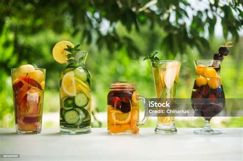 과일 여름 과일사과 자 두 복숭아 배 오렌지 레몬 슬라이스 오이 다른 칵테일 안경에 살구 해독 물 주입 0명에 대한 스톡 사진 및 기타 이미지 Istock
