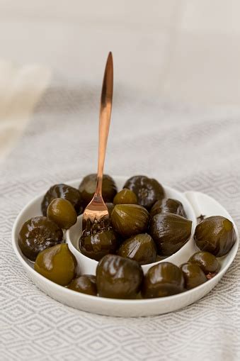 구리 색깔 포크를 가진 백색 세라믹 격판덮개에 있는 무화과 잼 과일에 대한 스톡 사진 및 기타 이미지 과일 그릇 단일