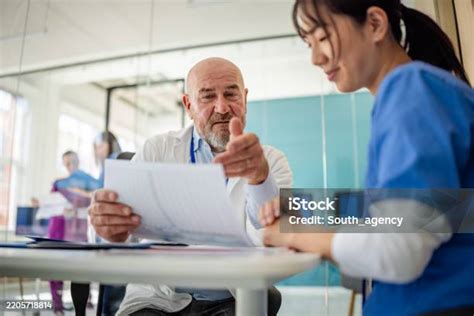 의료 종사자들은 현대적인 병원 환경에서 환자 치료 및 치료 계획에 대해 논의하면서 협력합니다 2명에 대한 스톡 사진 및 기타 이미지 Istock