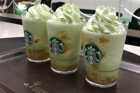 みかんさんのインスタグラム写真 みかんinstagram「 アンニュイなみかん🍊とメロンフラペチーノ🍈 メロンフラペチーノ