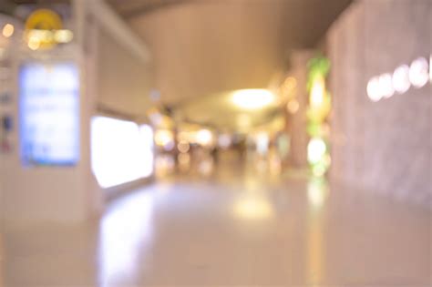 추상 배경 사용에 대 한 대리석 바닥에 Bokeh 및 빛의 반사와 함께 공항에앞이 게 사람들이 걷는 이미지를 흐리게 0명에 대한