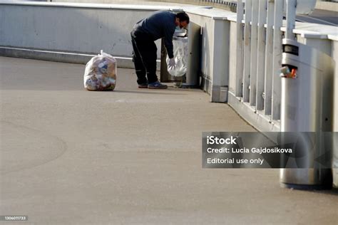 공공 쓰레기통이나 쓰레기통에서 비닐 쓰레기 봉투를 갈아입는 남자 건물 외관에 대한 스톡 사진 및 기타 이미지 건물 외관 쓰레기 투척 변경 Istock