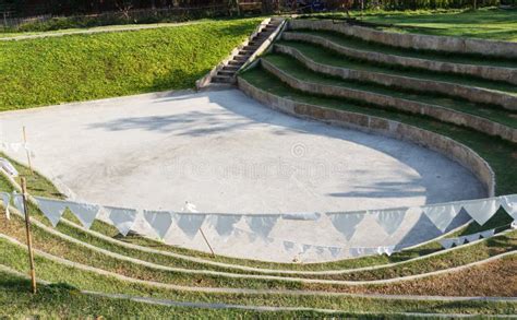 Anfiteatro Y Etapa Al Aire Libre Imagen De Archivo Imagen De Asiento