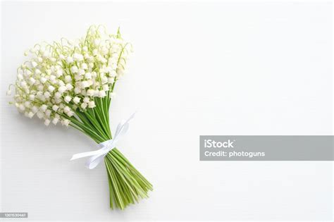 흰색 배경에 계곡의 꽃 백합의 꽃다발 평면 평지 복사 공간이있는 상단 보기 어머니의 날 여성의 날에 대한 인사말 카드 모형 은방울꽃에 대한 스톡 사진 및 기타 이미지