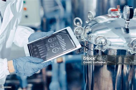 식품 및 음료 공장 산업 모니터의 근접 촬영 엔지니어 작업자 태블릿은 생산 라인 고압 탱크 생산 라인을 검사하는 제어를 운영합니다 제조에 대한 스톡 사진 및 기타 이미지