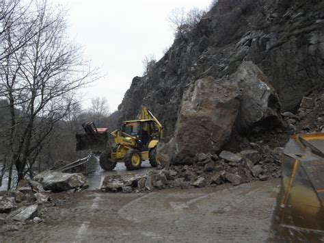 Движението по път Своге Мездра в района на гара Лакатник се извършва в една лента