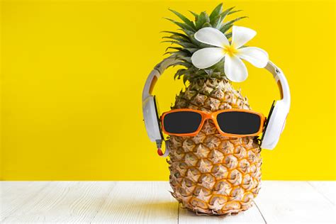 파티에서 여름 선글라스와 음악 밝은 아름다운 색상에 힙스터 파인애플 패션 휴가 해변 분위기에 열대 스타일을위한 창조적 인 예술