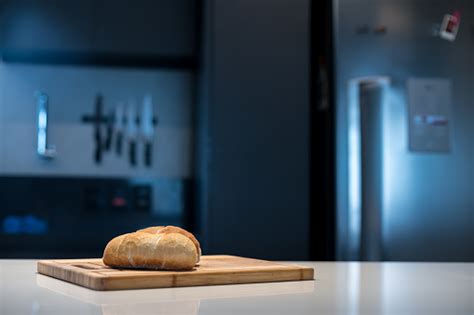 현대 부엌에 대 한 나무 절단 보드에 프렌치 빵 배경 흐리게 갈색에 대한 스톡 사진 및 기타 이미지 갈색 건강한 생활방식 곡초류 Istock