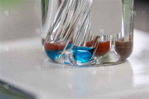 在实验室中分析淀粉的化学成分。