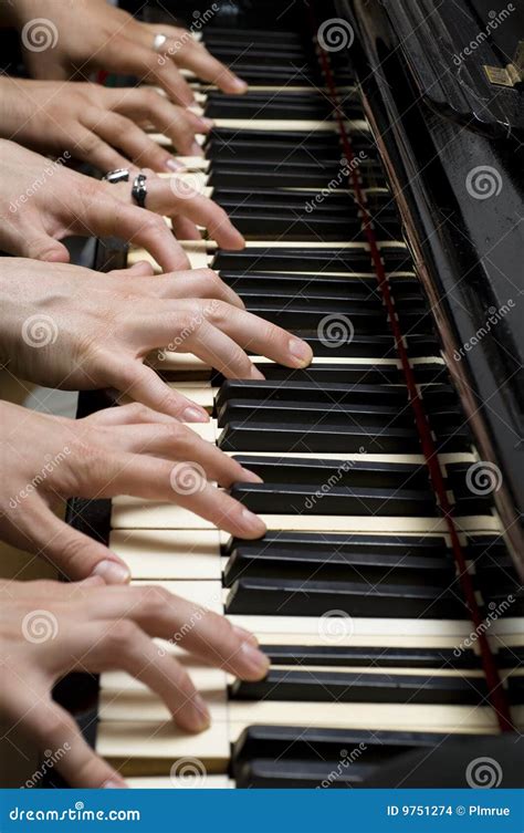Hands Piano Sex Arkivfoto Bild Av Musik Gammalt Abstrakt