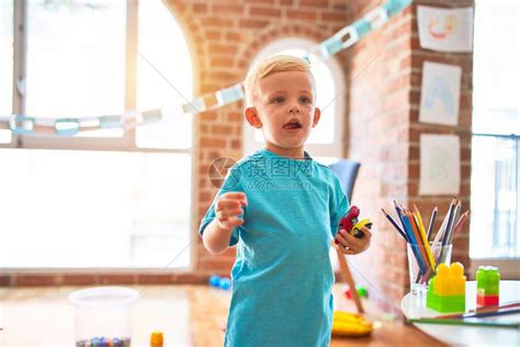 幼稚的黑人小孩在幼儿园玩具车高清图片下载 正版图片504018272 摄图网