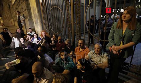 აქციის მონაწილეები აცხადებენ რომ საკანონმდებლო ორგანოს წრეს შემოარტყამენ და „ქართული ოცნების