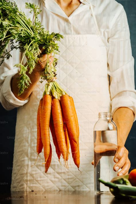 손에 사과를 들고 있는 사람 사진 Unsplash의 사과 이미지