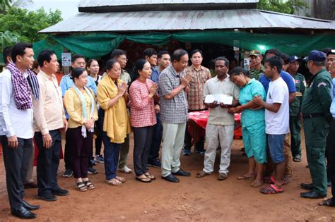 អភិបាលខេត្តកំពង់ធំ នាំយកថវិកាសម្ដេចតេជោ ហ៊ុន សែន ចូលរួមរំលែកទុក្ខកុមារីឈ្មោះ អ៊ីន សុភ័ក្រ