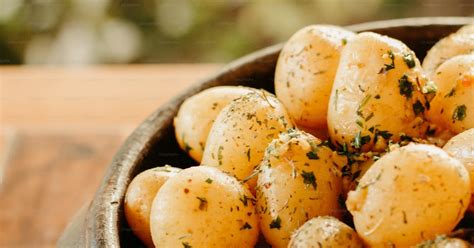 나무 테이블 위에 감자로 채워진 나무 그릇 사진 Unsplash의 감자 이미지