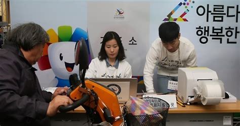 사전투표 안내받는 장애인 유권자