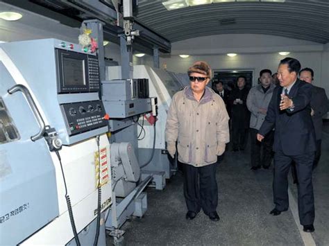 北朝鮮慈江道の28機械総合工場を視察する金正日氏と金正恩氏 写真特集時事ドットコム