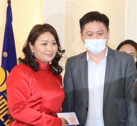 Эрүүл мэндийн салбарын эмч ажилтнууд Төрийн дээд шагналаар шагнагдлаа