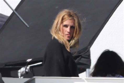 Photos Julia Roberts Suffers Wardrobe Malfunction Bare Butt In