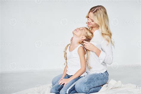 Nabijheid Van De Mensen Moeder Met Haar Dochter Samen In De Studio Met Wit Achtergrond 15244473