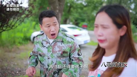 美女问路，不料遇上个不正经男子，两人这对话太有趣了，真是人才 Youtube